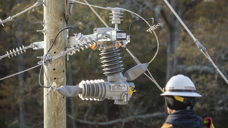 CMR compact modular reclosers - Medium-voltage outdoor distribution ...